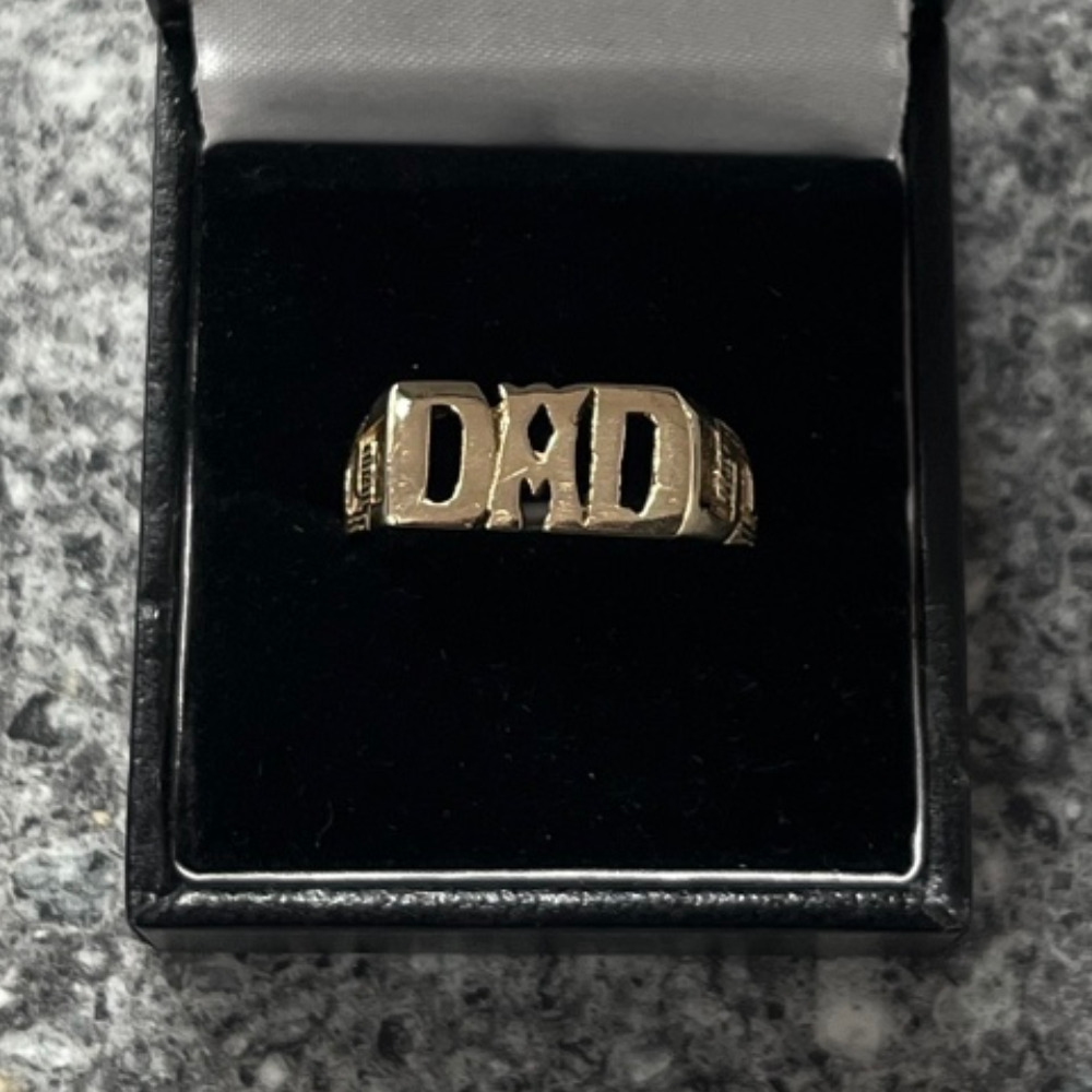 Pre-owned Unbranded 9Ct Gold DAD Ring - Own4Less